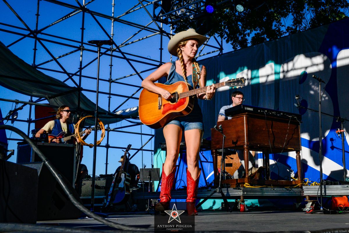 A crowd pleasing performance by rising country star and Grammy Nominee ...