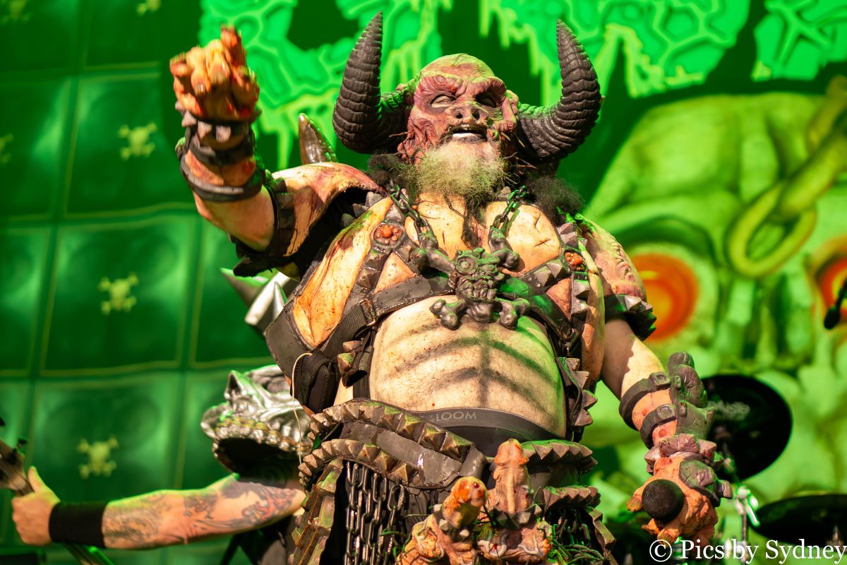 Through the Eyes of a Preteen: GWAR / Photos and video